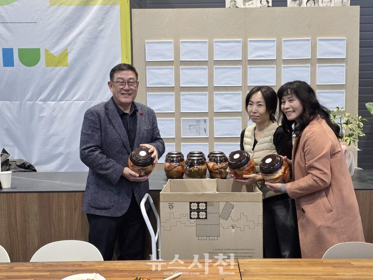 용남중, 학부모회와 김장 체험 행사···지역사회 나눔도